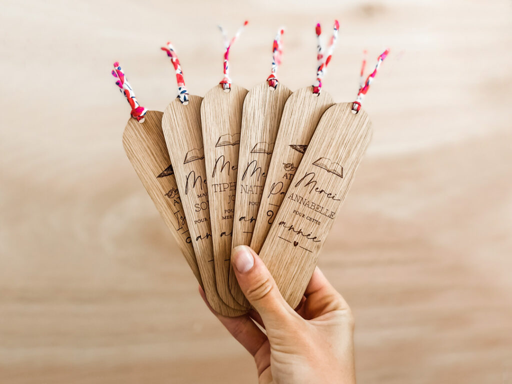 Marque page gravé en bois Merci pour cette année