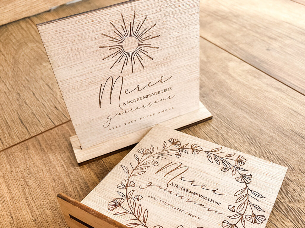 Carte en bois Merci avec socle - Petite Poule