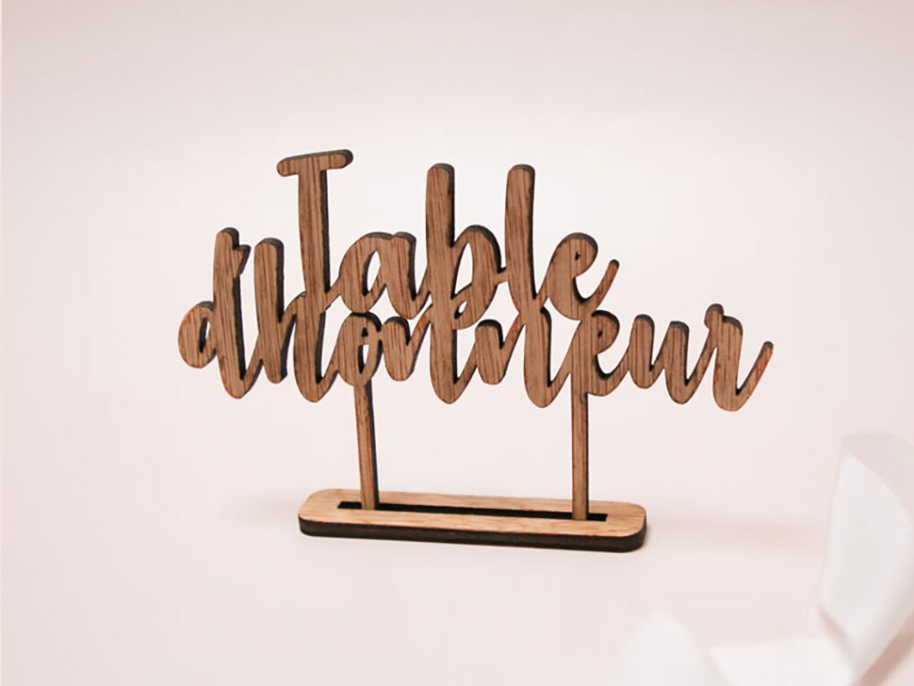 Nom de table en bois avec socle - Petite Poule